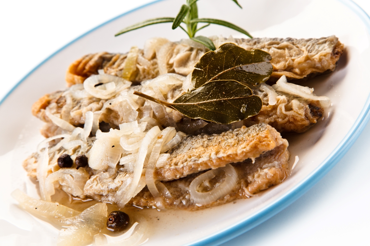 Śledzie w occie – szybka i smakowita przekąska